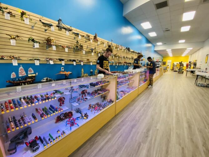 Used LEGO Store in St Petersburg - Bricks & Minifigs Near Tyrone Mall